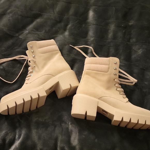 Stuart Weitzman | Shoes | Stuart Weitzman Soho Cream Laceup Boots ...
